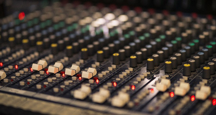 Les 7 Meilleures Tables de Mixage [Sélection & Guide d'Achat]