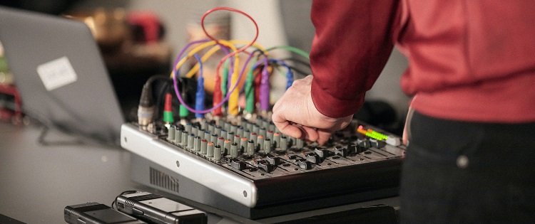Les 7 Meilleures Tables de Mixage [Sélection & Guide d'Achat]